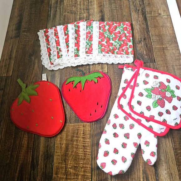 unbranded | Kitchen | Vintage Strawberry Print Kitchen Oven Mittl ...